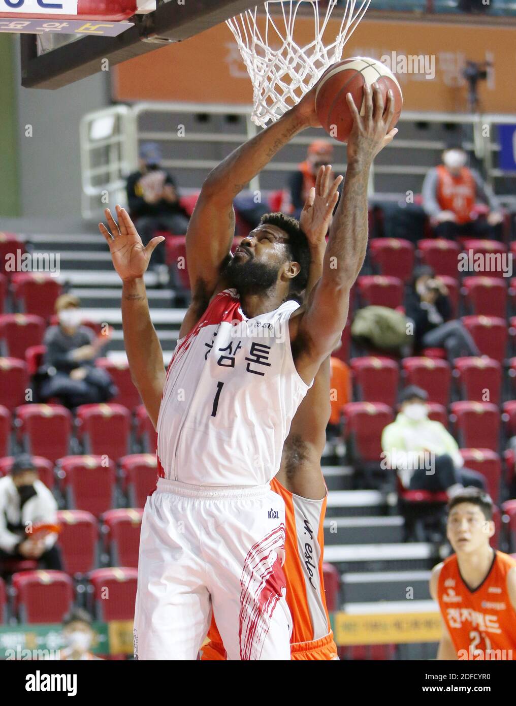 04th Dec, 2020. Anyang KGC forward in action Anyang KGC forward Earl Clark goes up for a shot ...