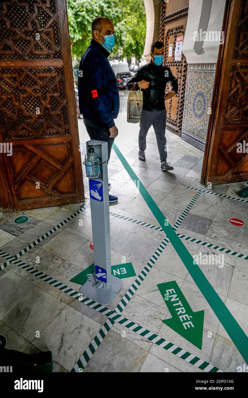 Large safety sign hi-res stock photography and images - Alamy