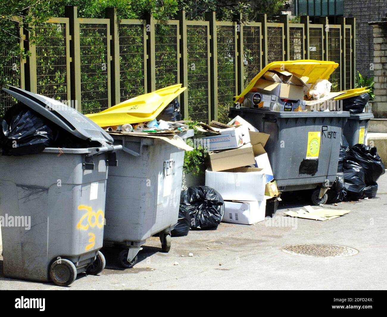 Refuse trash hi-res stock photography and images - Alamy