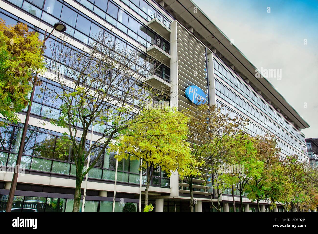 Pfizer laboratory hi-res stock photography and images - Alamy