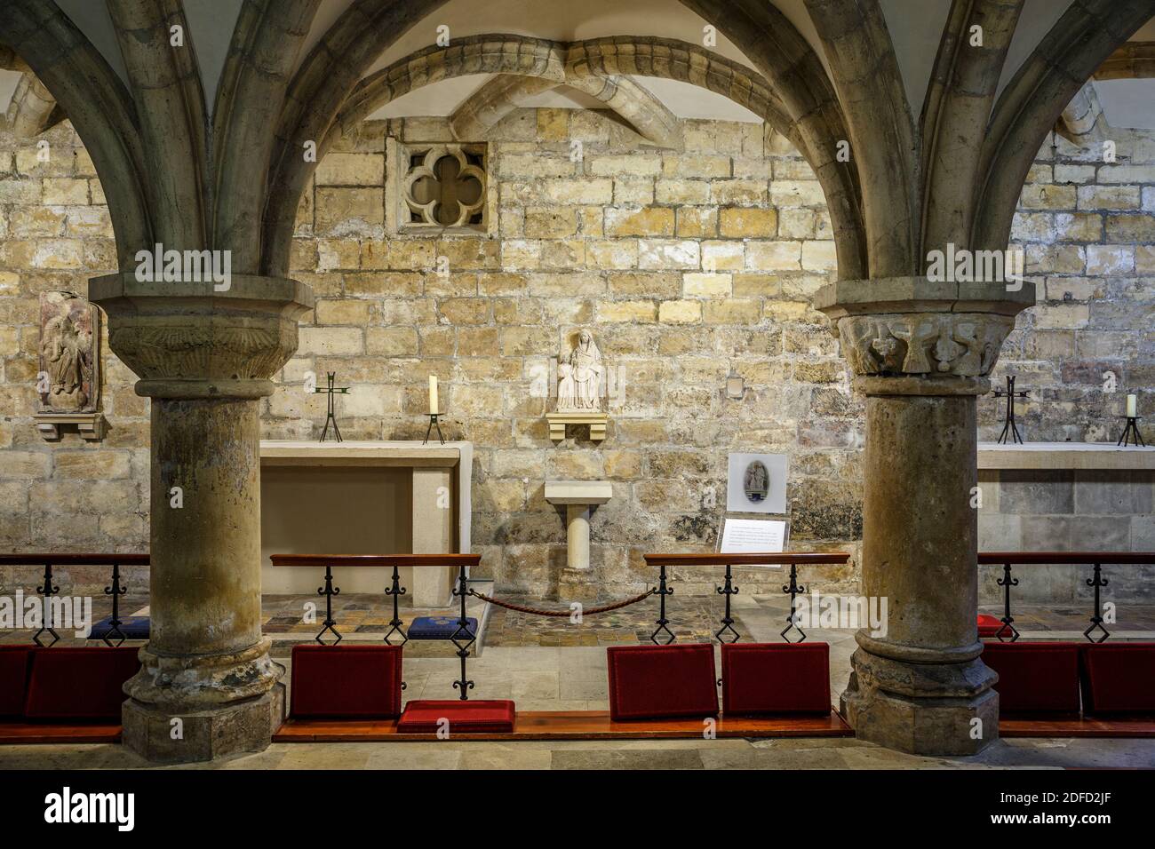Crypt altar hi-res stock photography and images - Alamy