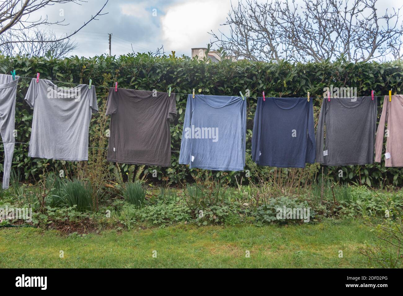 Washing line with clothes drying in a garden Stock Photo - Alamy