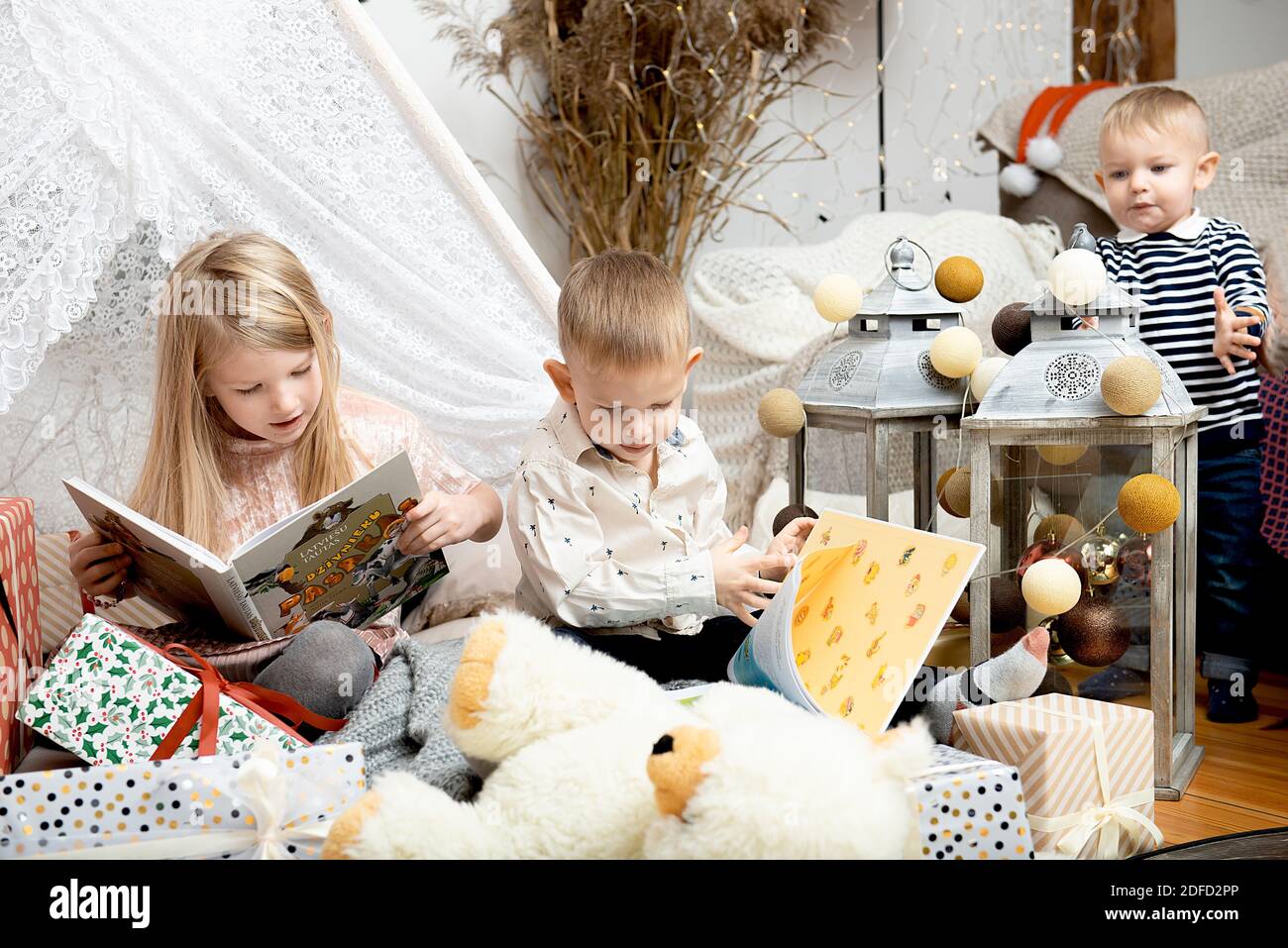 Children reading books and winter hi-res stock photography and images ...