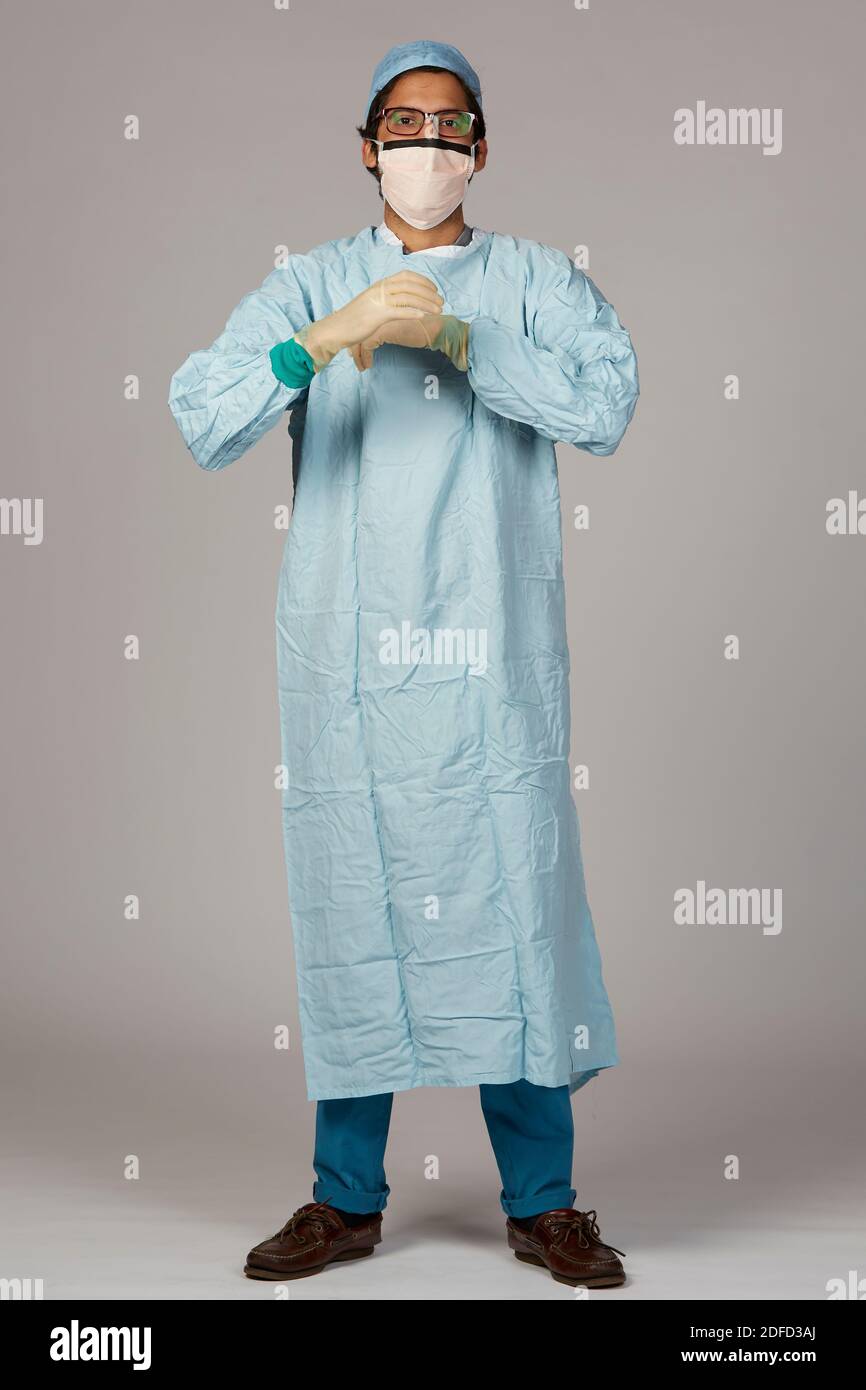Doctor in ppe gloves hi-res stock photography and images - Alamy
