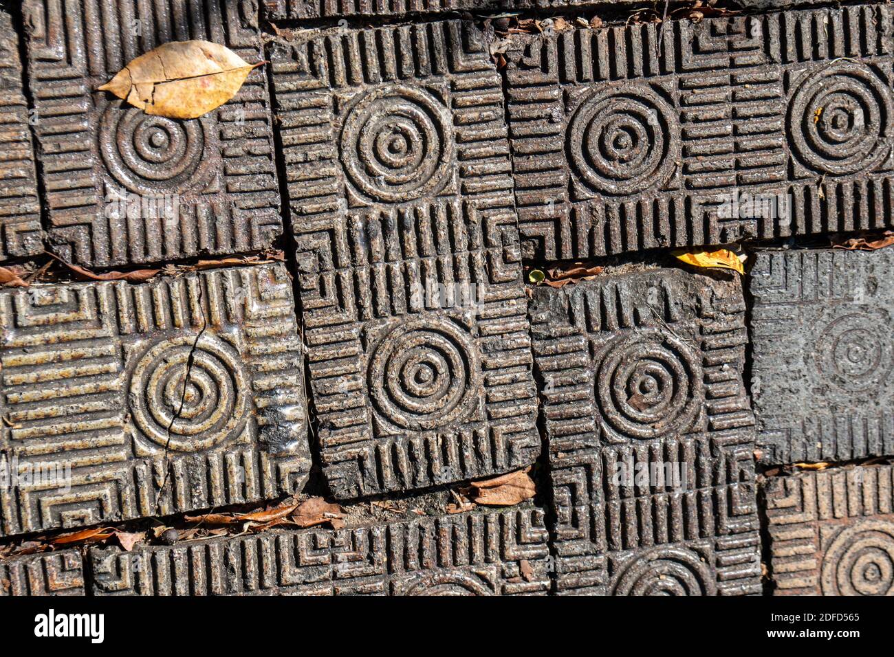 Concentric brick circles hi-res stock photography and images - Alamy
