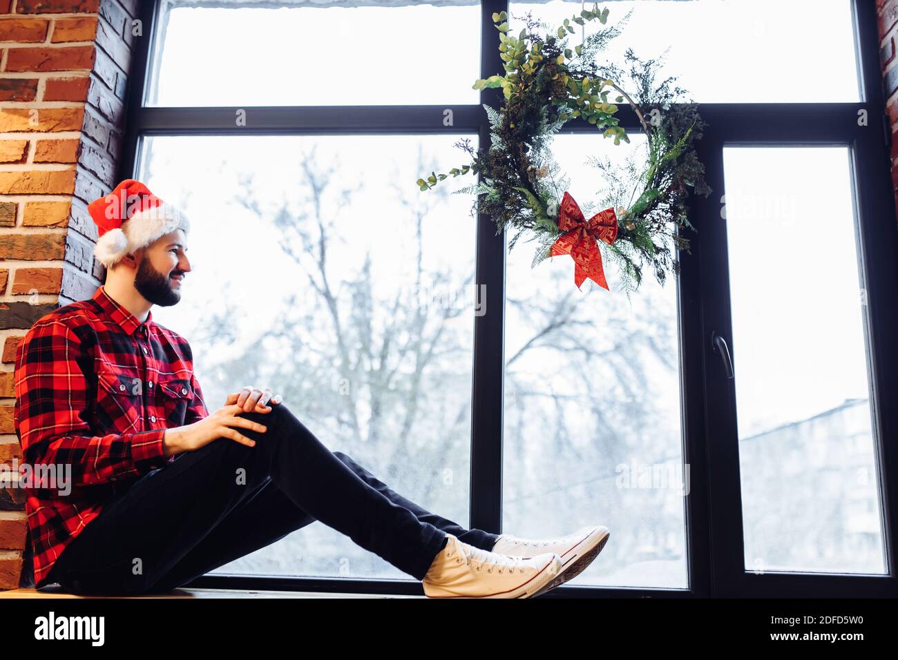Santa claus looking out window hi-res stock photography and images - Alamy