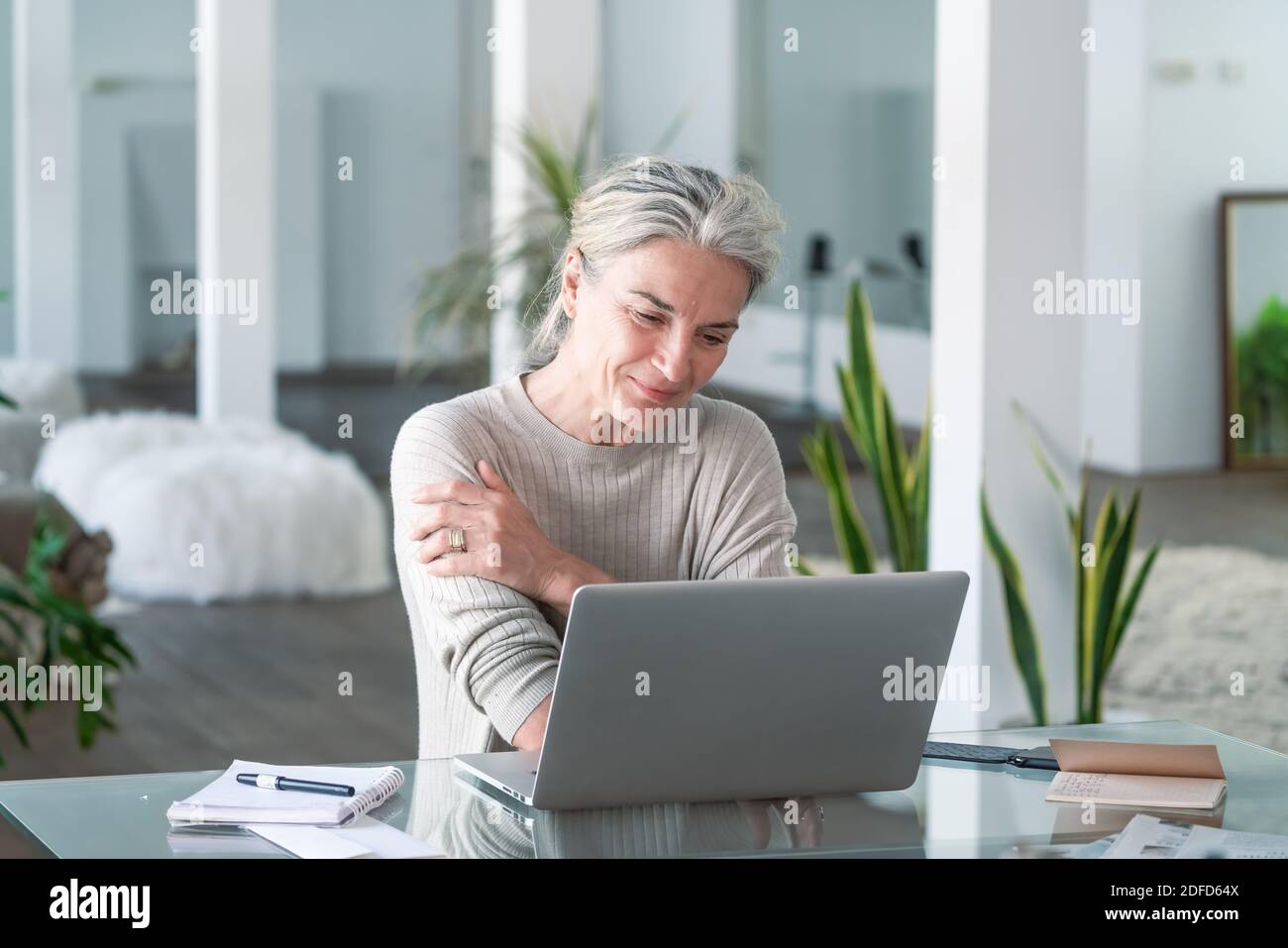 Senior woman using computer Stock Photo - Alamy