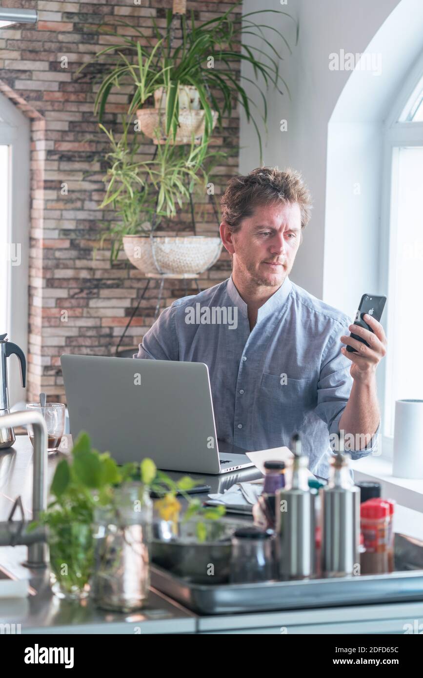 Man teleworking hi-res stock photography and images - Alamy