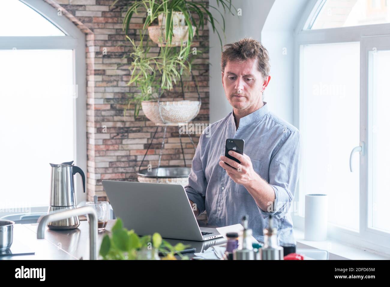 Man teleworking hi-res stock photography and images - Alamy