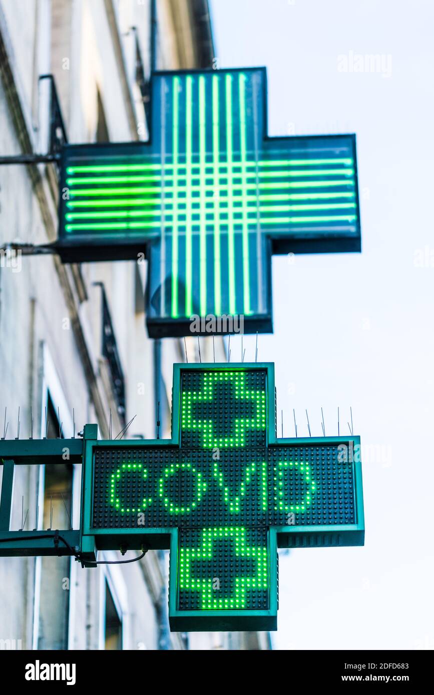 Pharmacy sign performing Covid 19 screening tests Stock Photo - Alamy