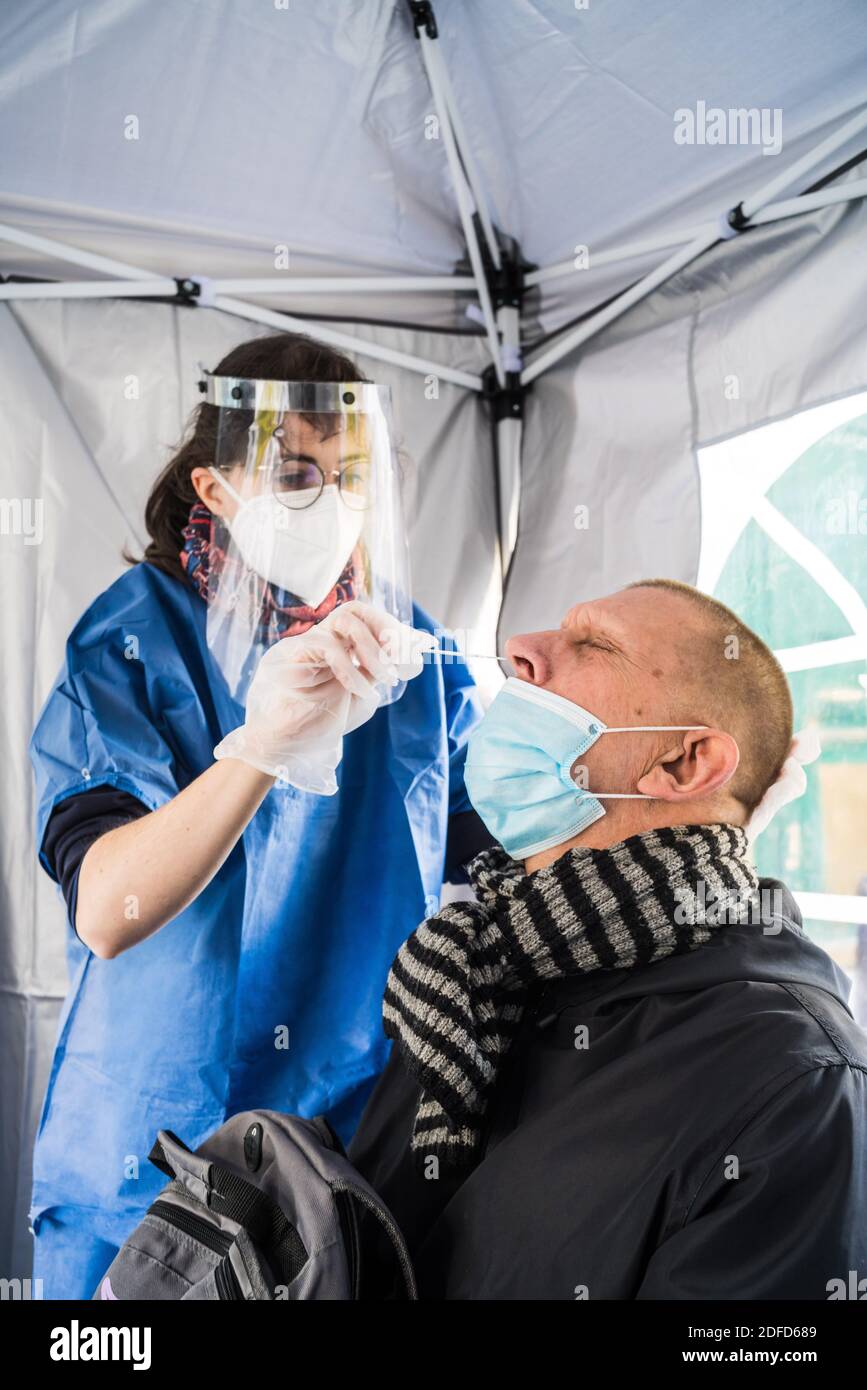 Private nurse in partnership with a pharmacy carries out an antigenic ...