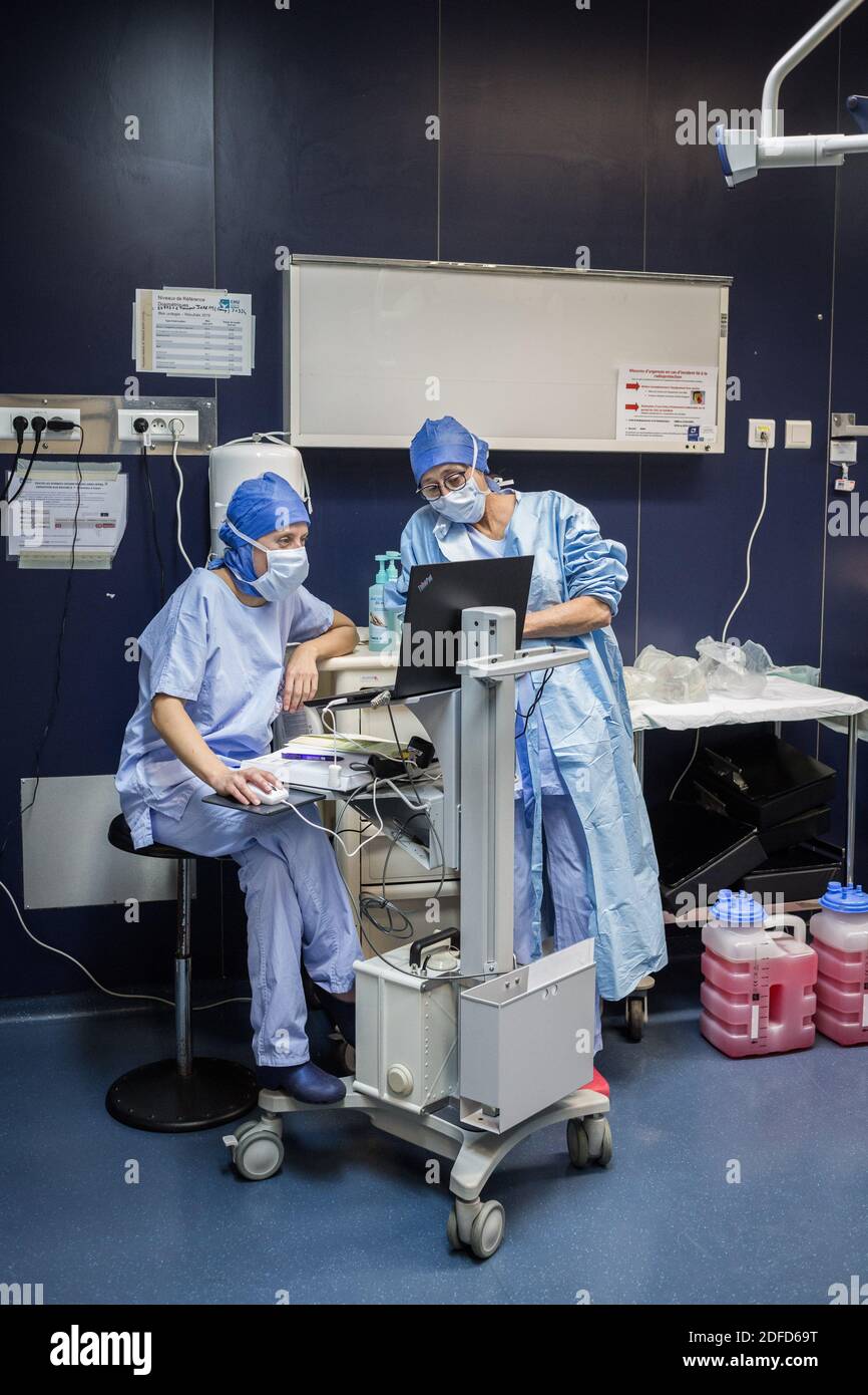 Nurses in an operating room of the urology department of tBordeaux ...