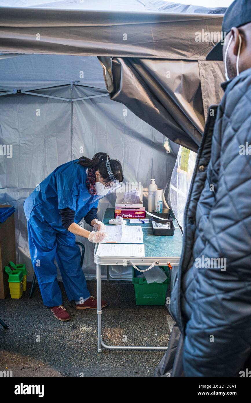 Private nurse in partnership with a pharmacy carries out an antigenic ...