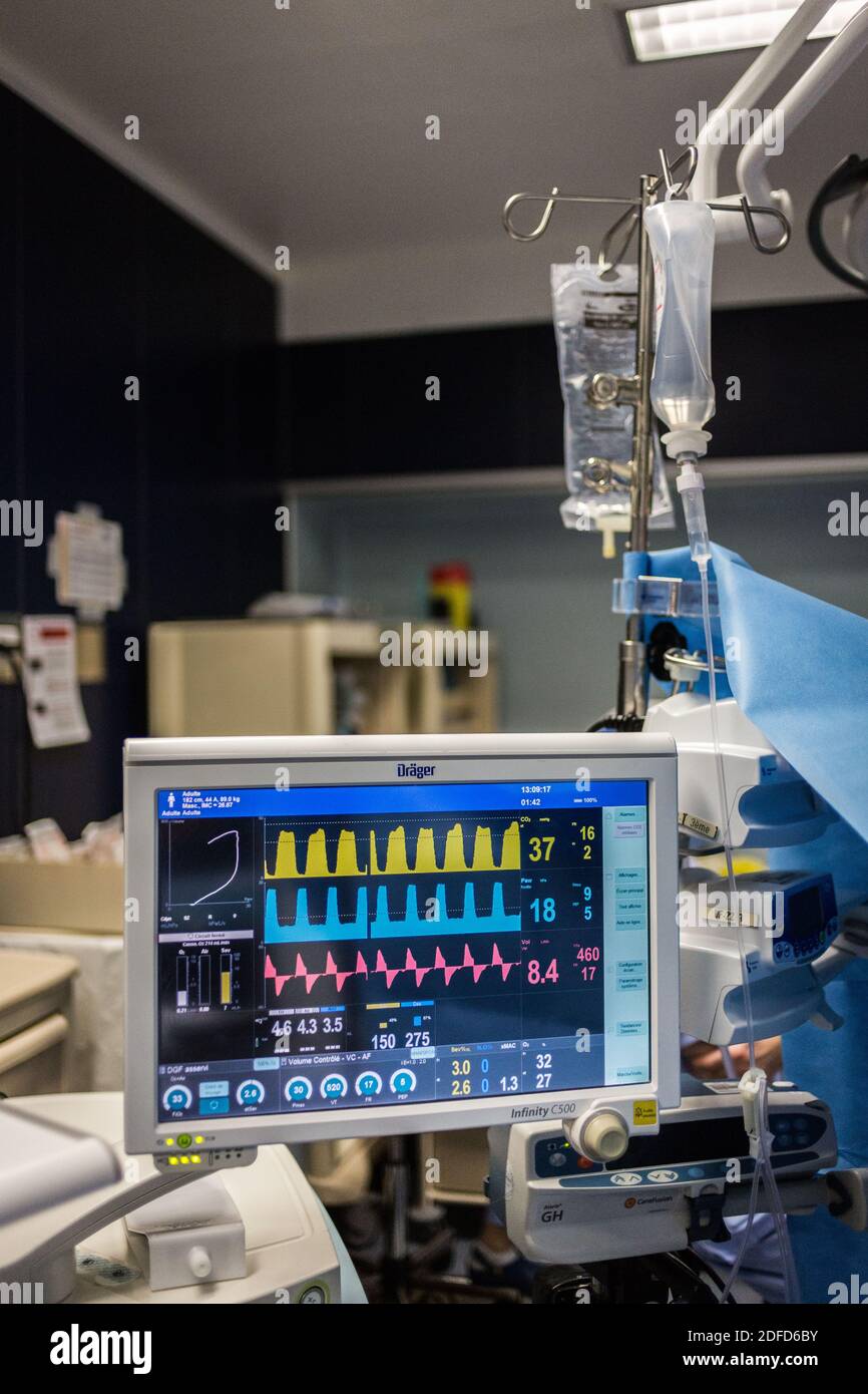 Hospital operating room monitors hi-res stock photography and images ...