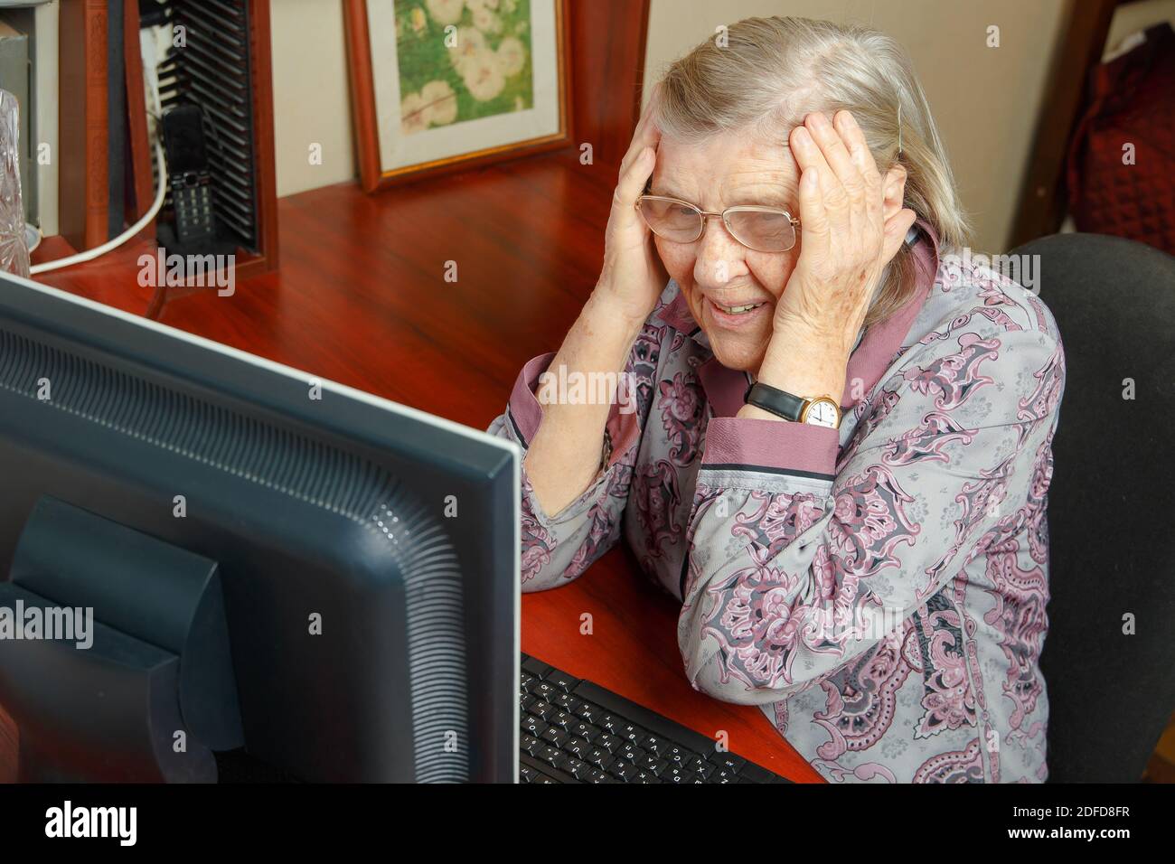 Elderly confusion hi-res stock photography and images - Alamy