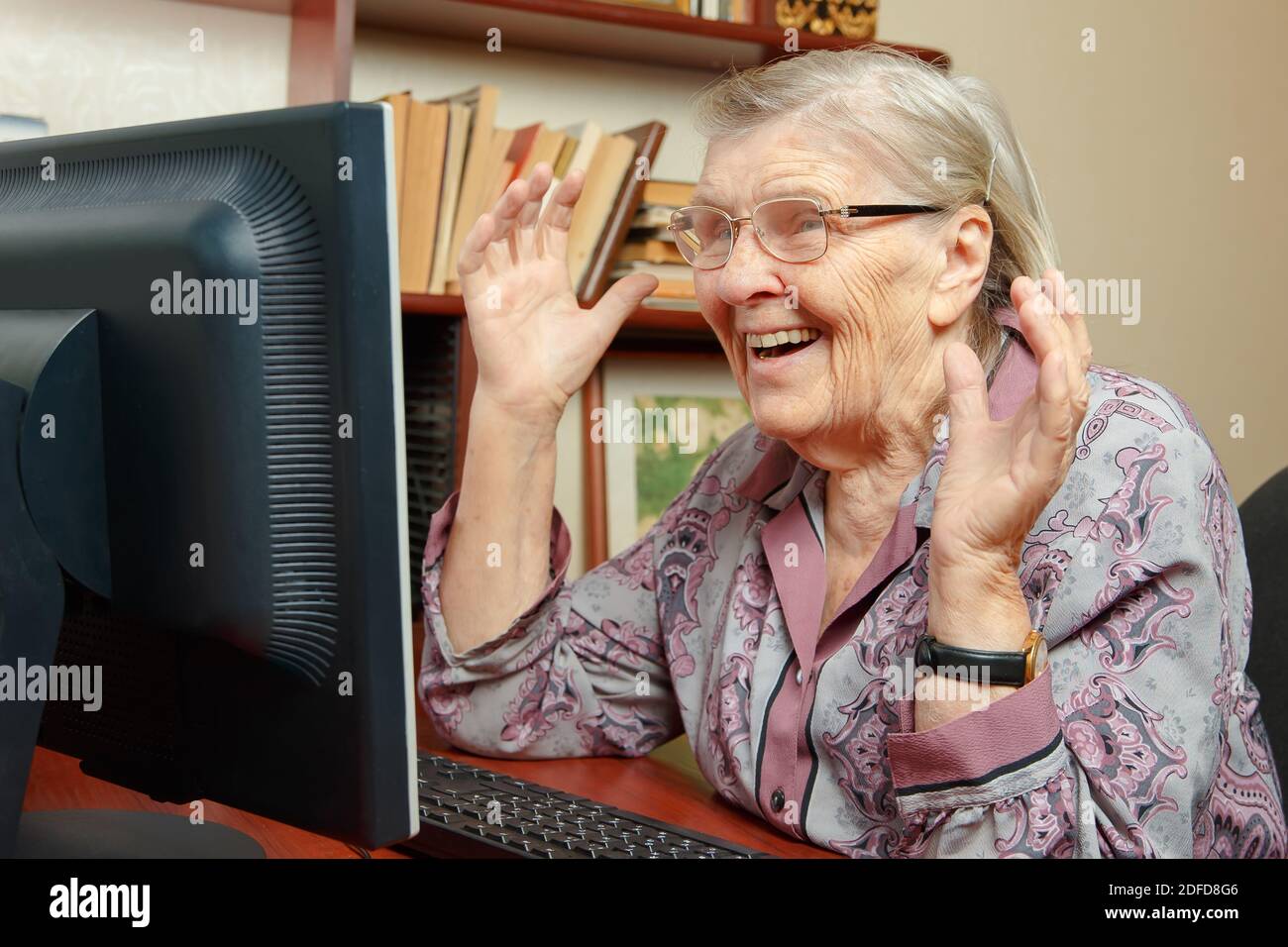 Mature woman learning computer hi-res stock photography and images - Alamy