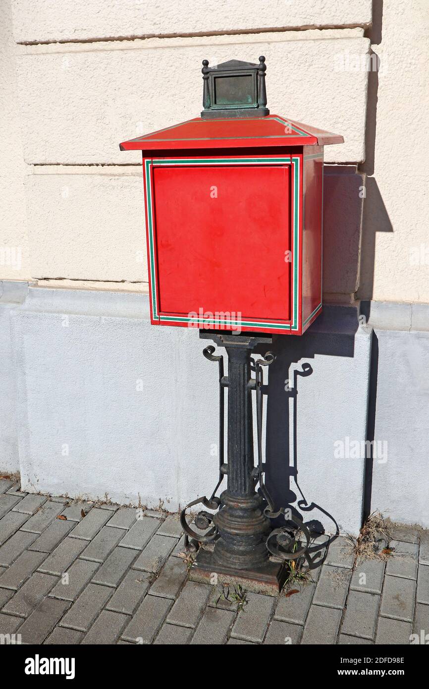 Old style mailbox hi-res stock photography and images - Alamy