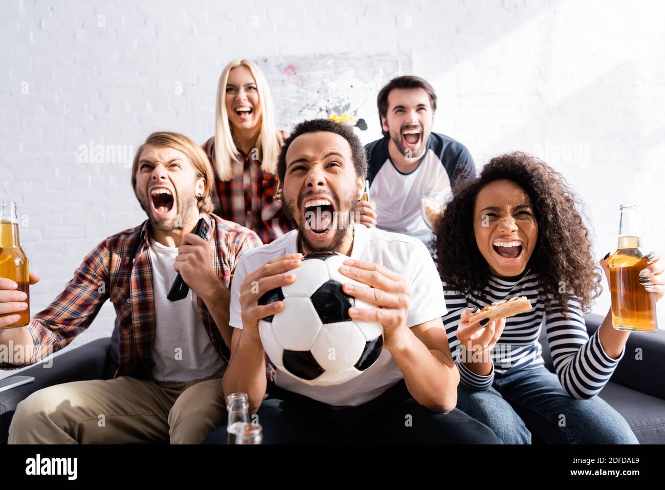 Fans screaming hi-res stock photography and images - Alamy