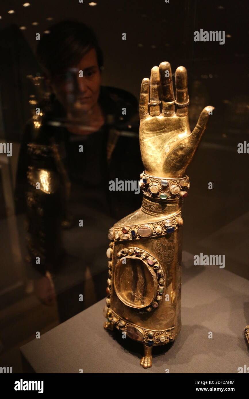 24 November 2020, Saxony-Anhalt, Halberstadt: An arm relic with the ...