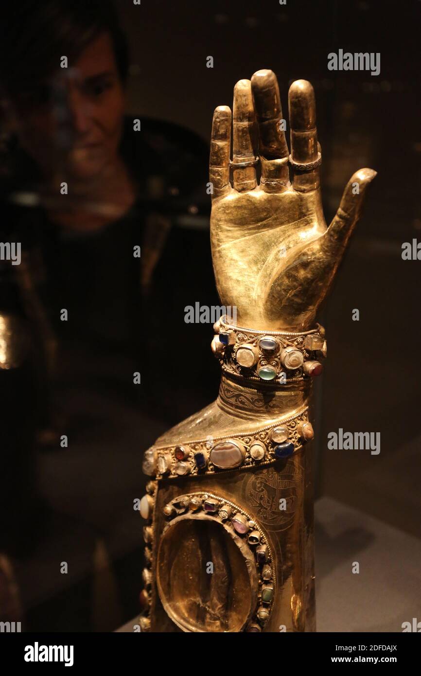 24 November 2020, Saxony-Anhalt, Halberstadt: An arm relic with the ...