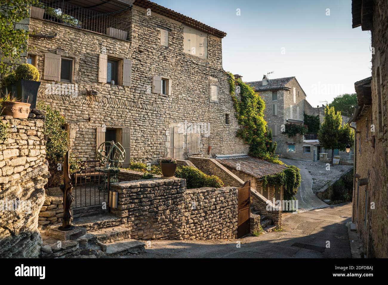 Street view goult 17th hi-res stock photography and images - Alamy