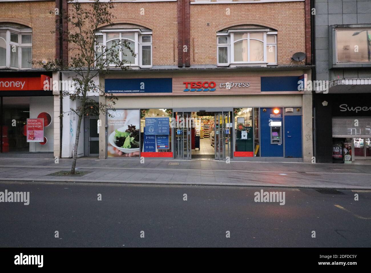 Tesco express supermarket sign logo hi-res stock photography and images ...