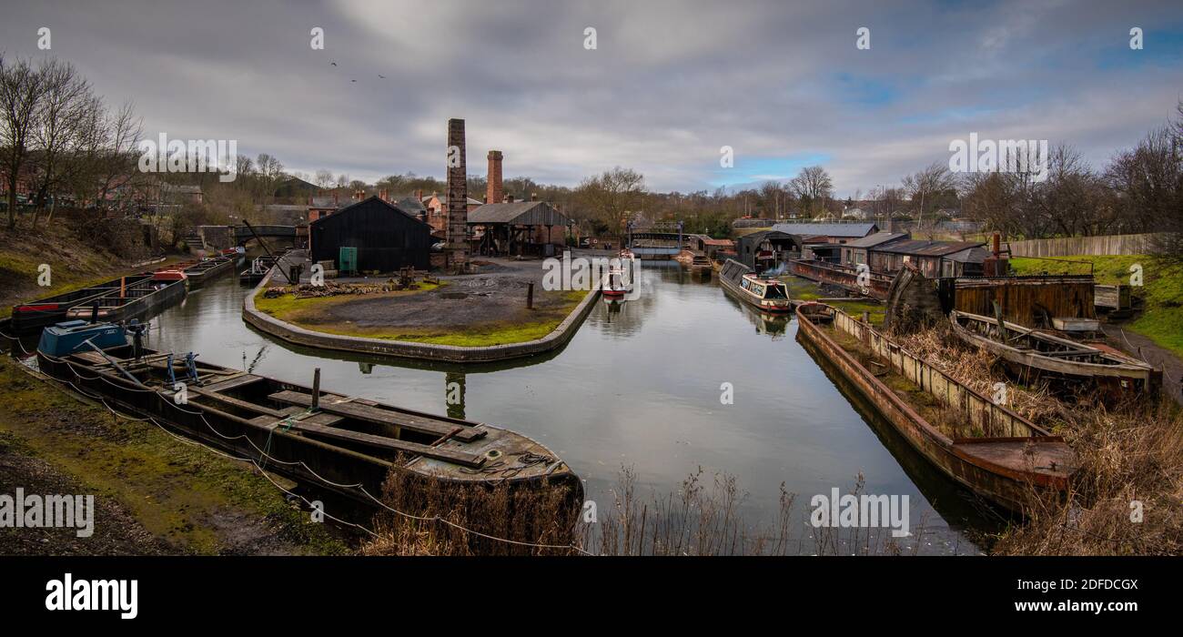Canal basin with barges Stock Photo - Alamy