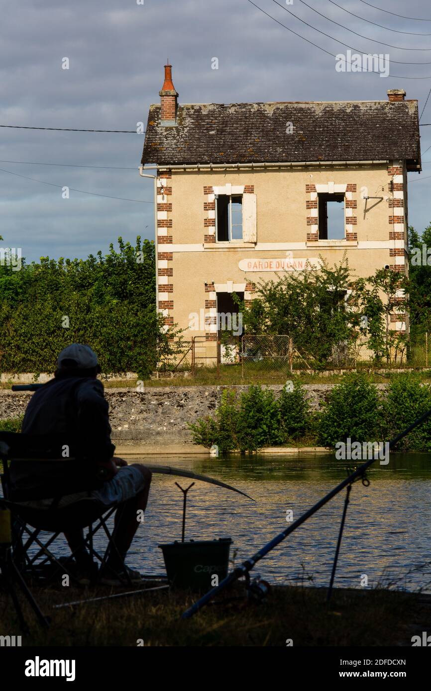 RIVER PORT OF VERMENTON, YONNE, BURGUNDY, FRANCE Stock Photo - Alamy