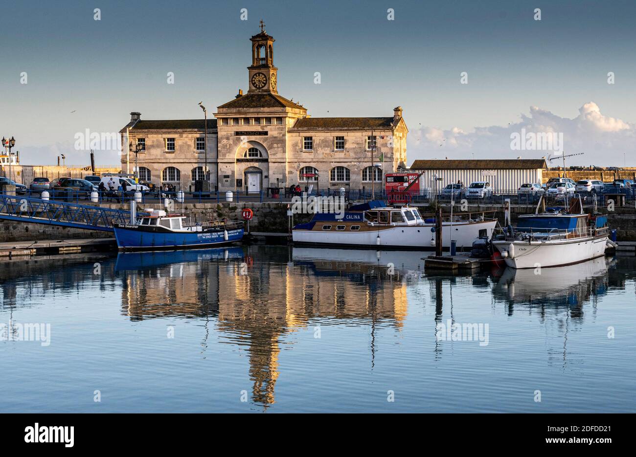 Quayside customs building hi-res stock photography and images - Alamy