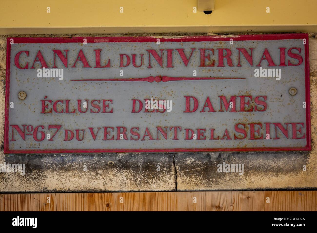 DES DAMES LOCK, NIVERNAIS CANAL, PREGILBERT, YONNE, BURGUNDY, FRANCE ...