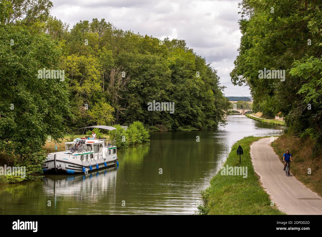 DES DAMES LOCK, NIVERNAIS CANAL, PREGILBERT, YONNE, BURGUNDY, FRANCE ...