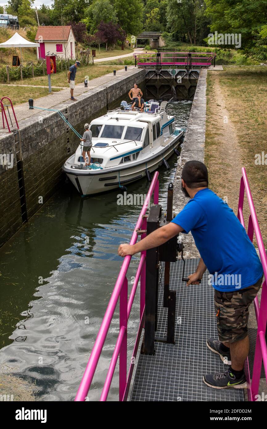 DES DAMES LOCK, NIVERNAIS CANAL, PREGILBERT, YONNE, BURGUNDY, FRANCE ...