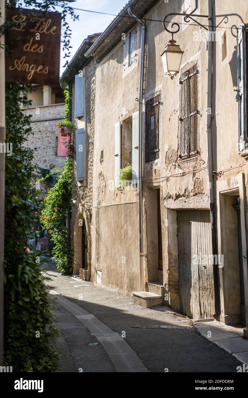 Cafe lourmarin provence france hi-res stock photography and images - Alamy