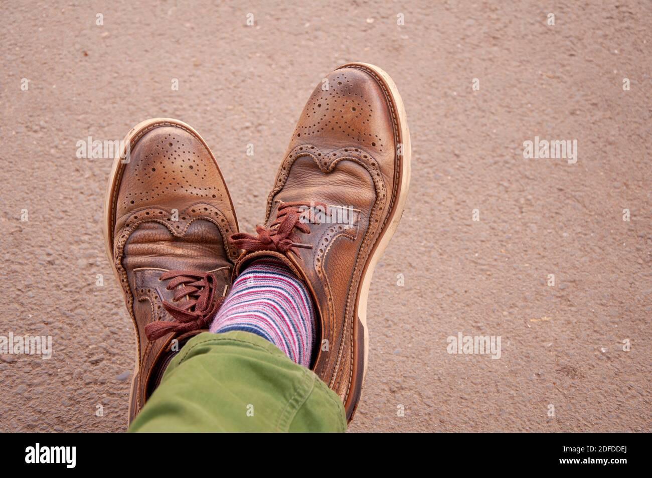 Two men legs crossed hi-res stock photography and images - Alamy