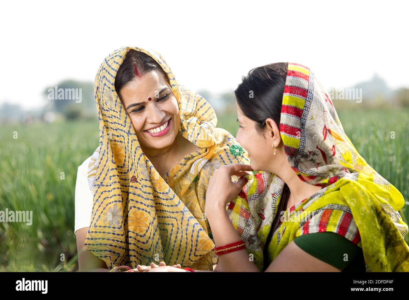 Indian rural women talking hi-res stock photography and images - Alamy