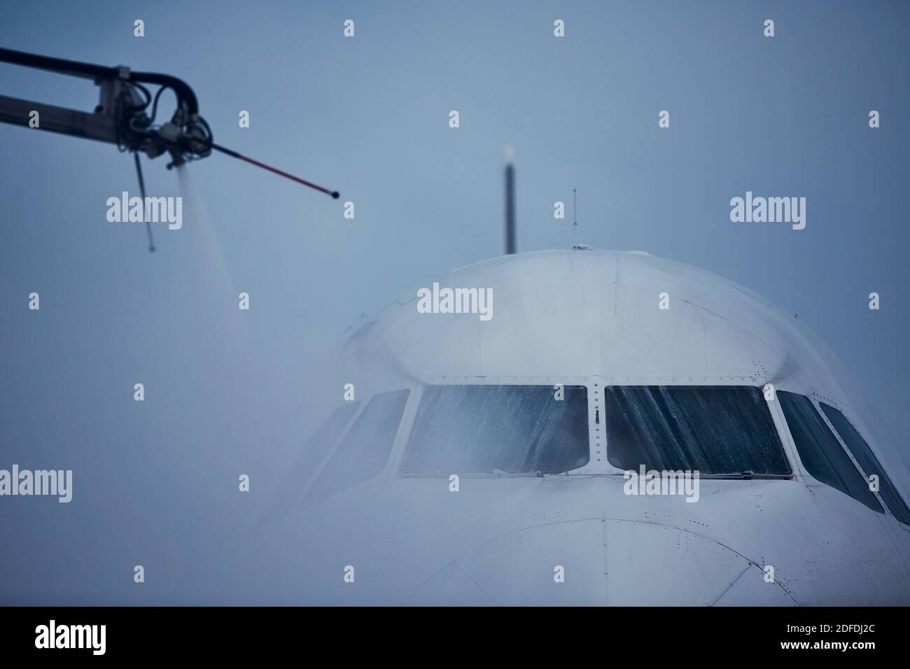 Aircraft de icing hi-res stock photography and images - Alamy