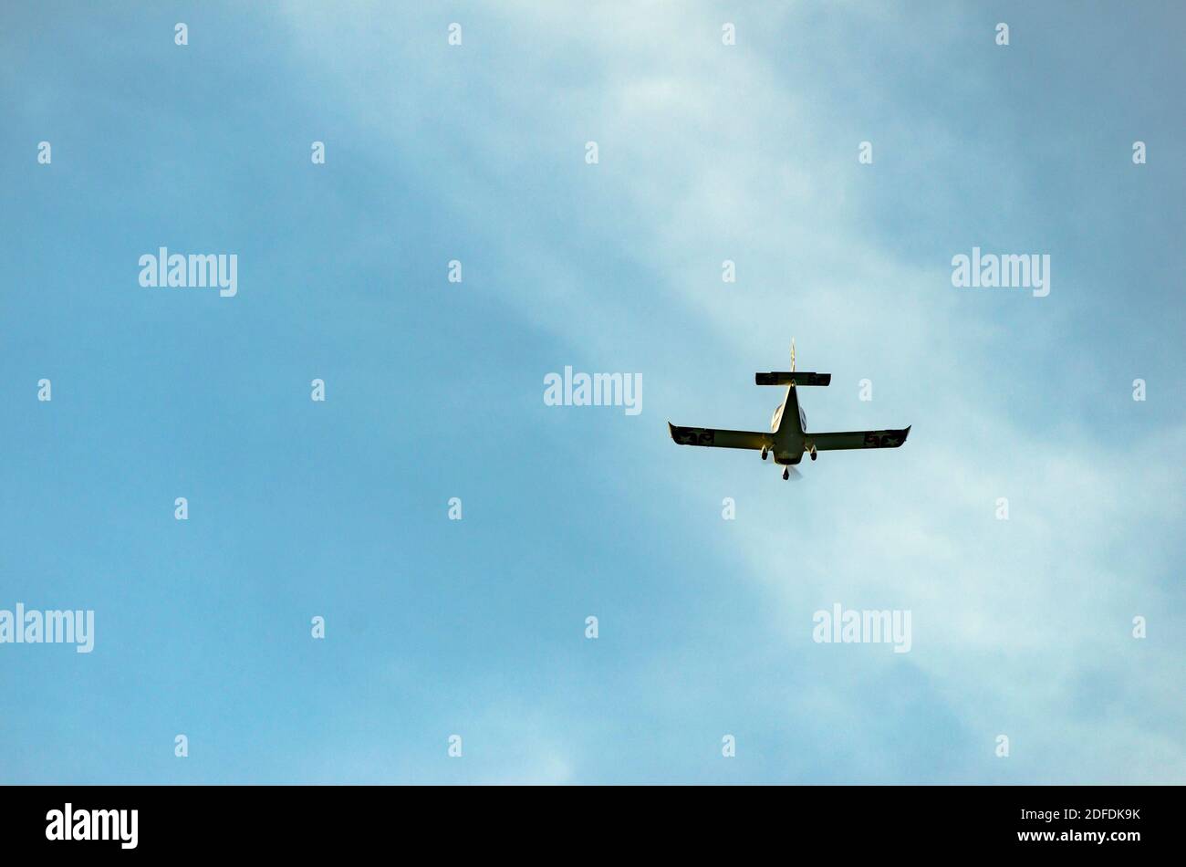 High flying maneuver hi-res stock photography and images - Alamy