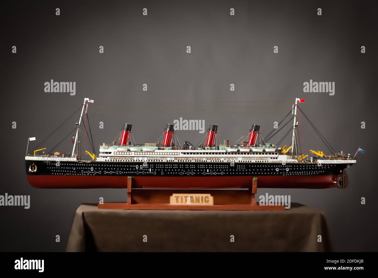 STUDIO PHOTO OF A SCALE MODEL OF THE TITANIC Stock Photo - Alamy