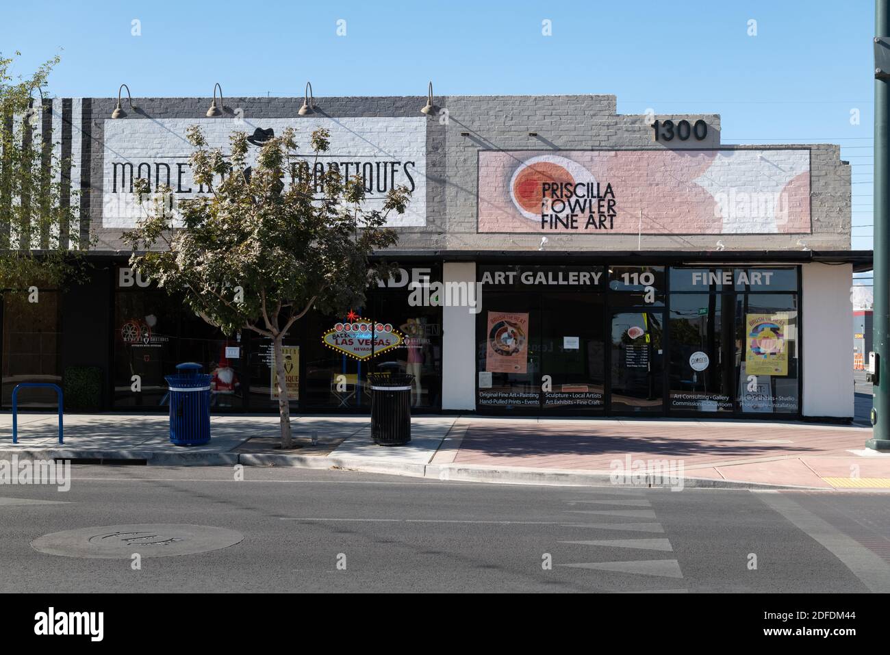 Storefront 1950s hi-res stock photography and images - Alamy