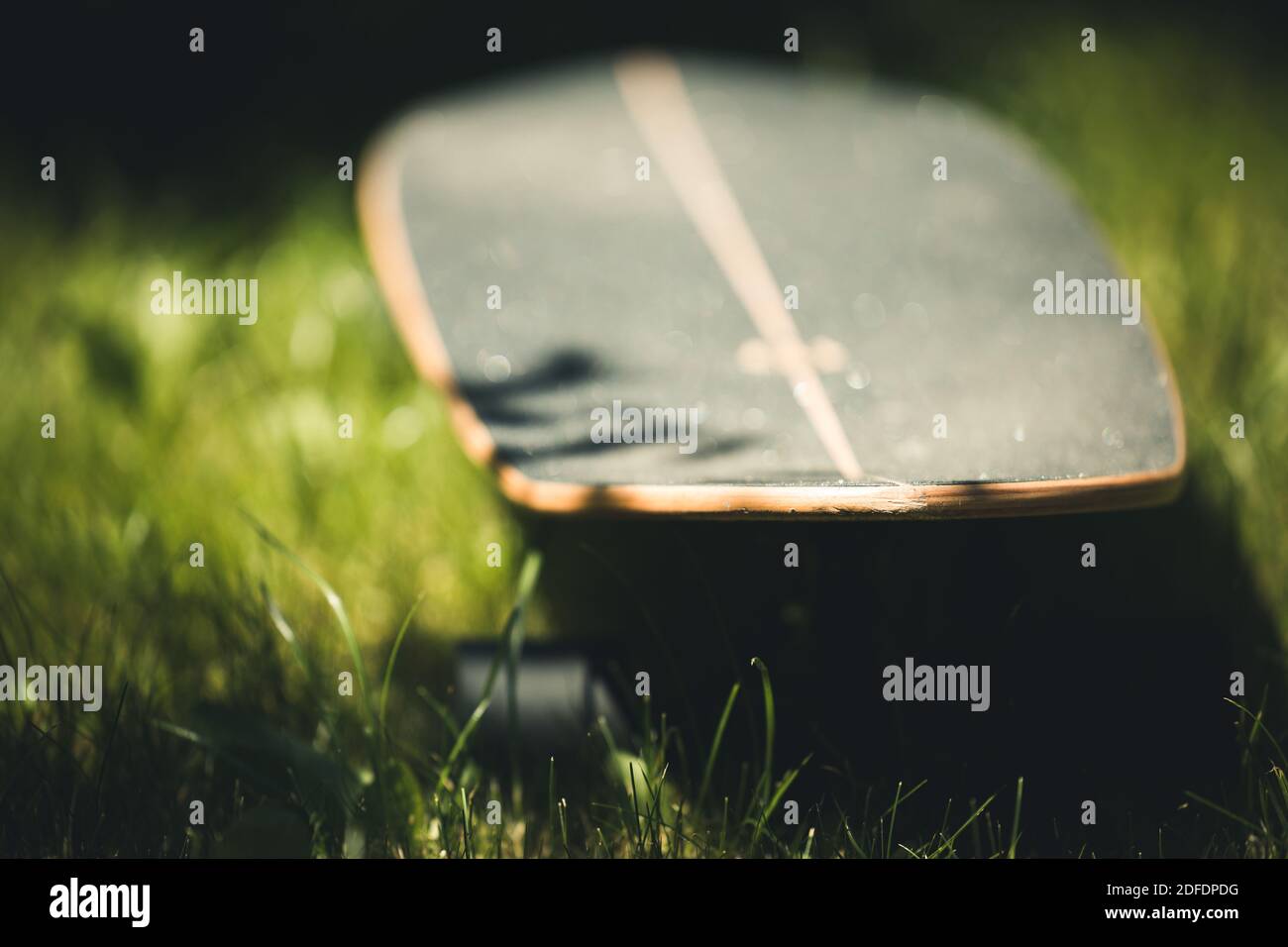skateboard on green grass from above Stock Photo - Alamy