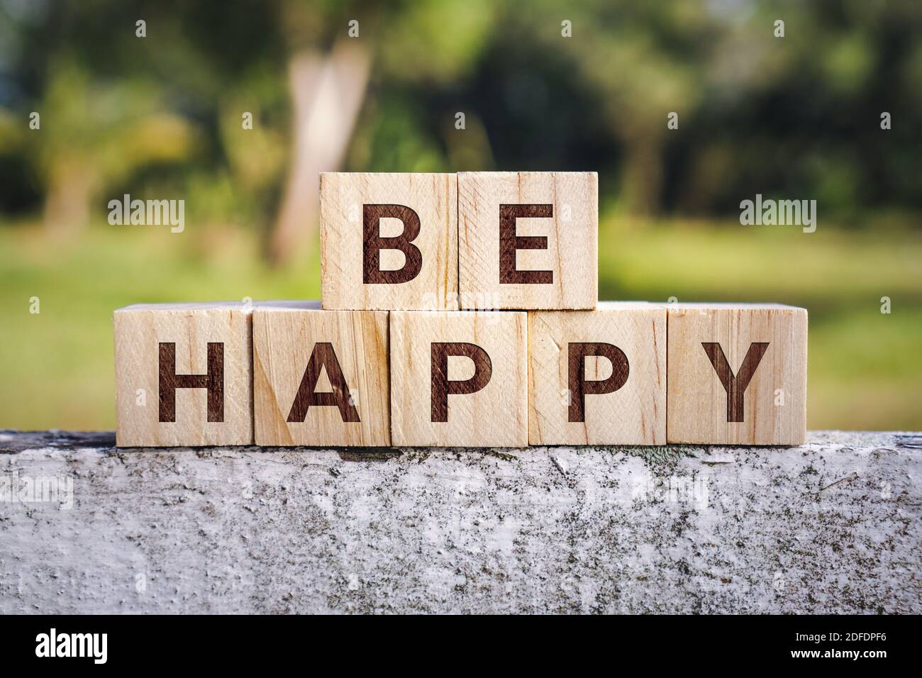 Wooden Block With The Phrase Be Happy Stock Photo - Alamy