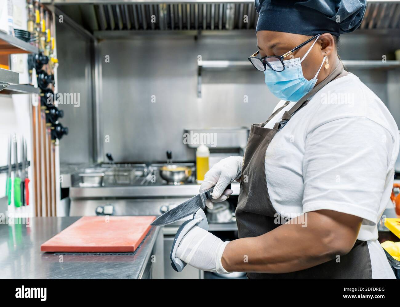 cook sharpening knives to cook Stock Photo - Alamy