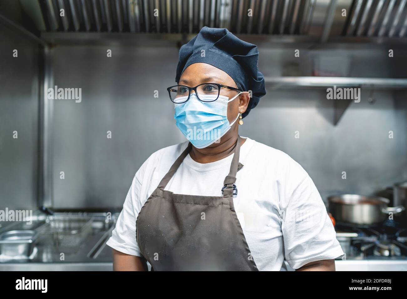 Hospital kitchen cook hi-res stock photography and images - Alamy