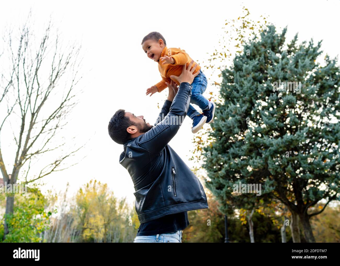 father hugging his little son Stock Photo - Alamy