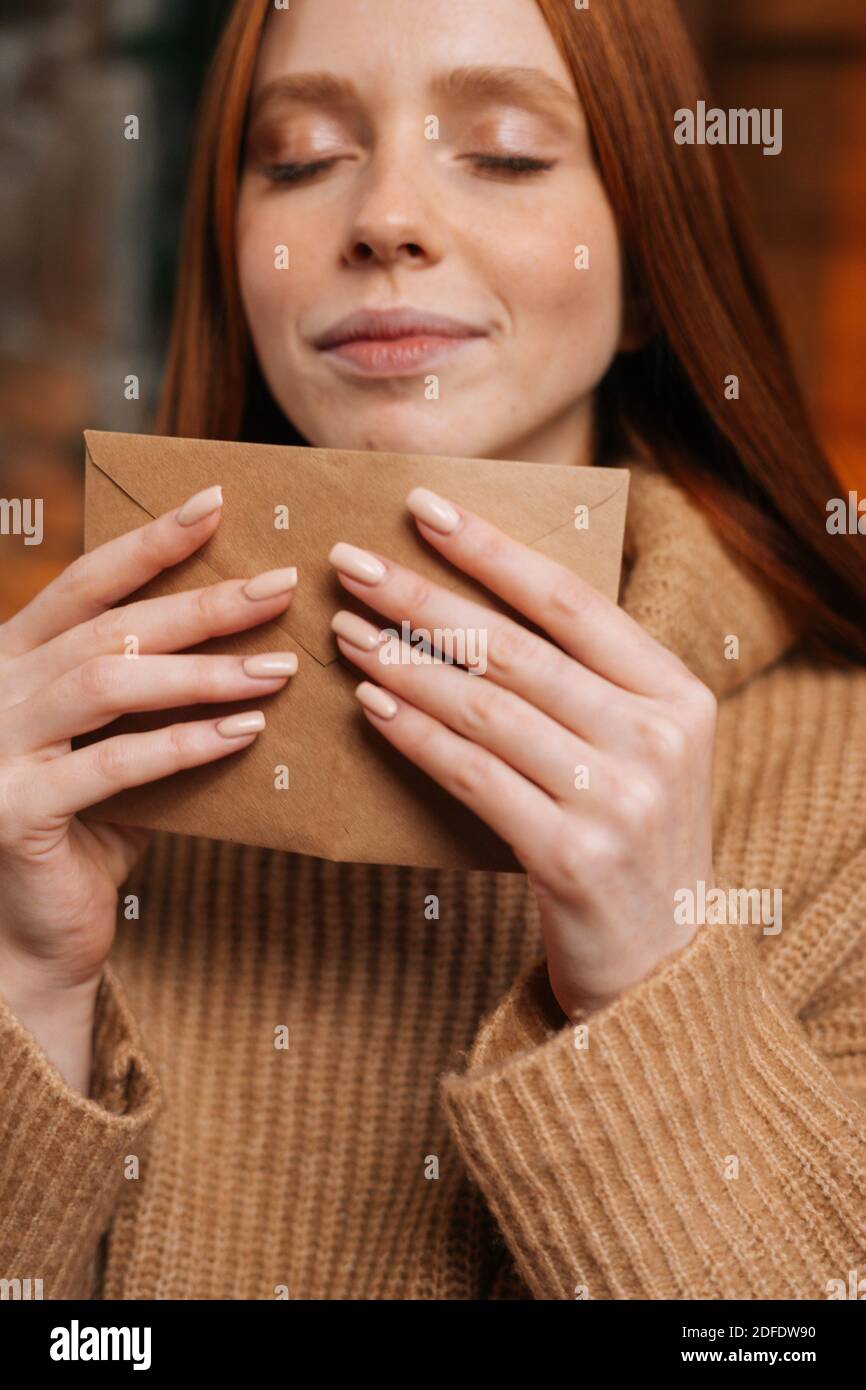 Happy face reading note hi-res stock photography and images - Alamy