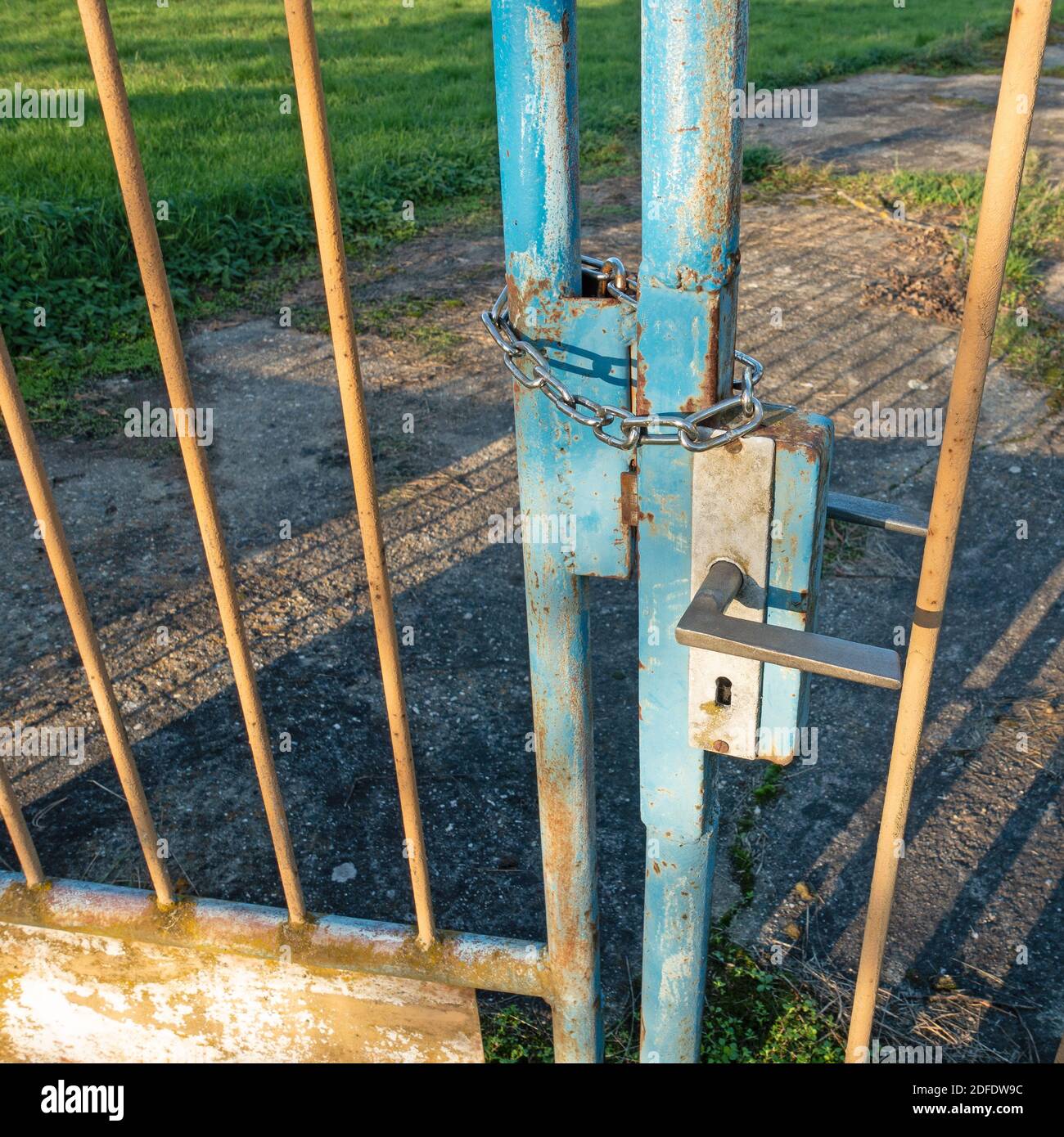 Gate locked with a chain Stock Photo - Alamy