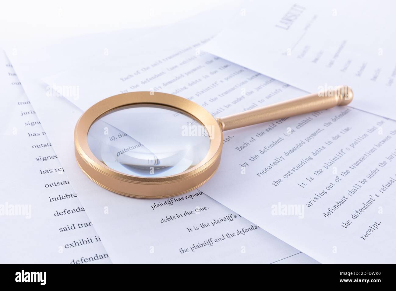 Magnifying glass on papers hi-res stock photography and images - Alamy