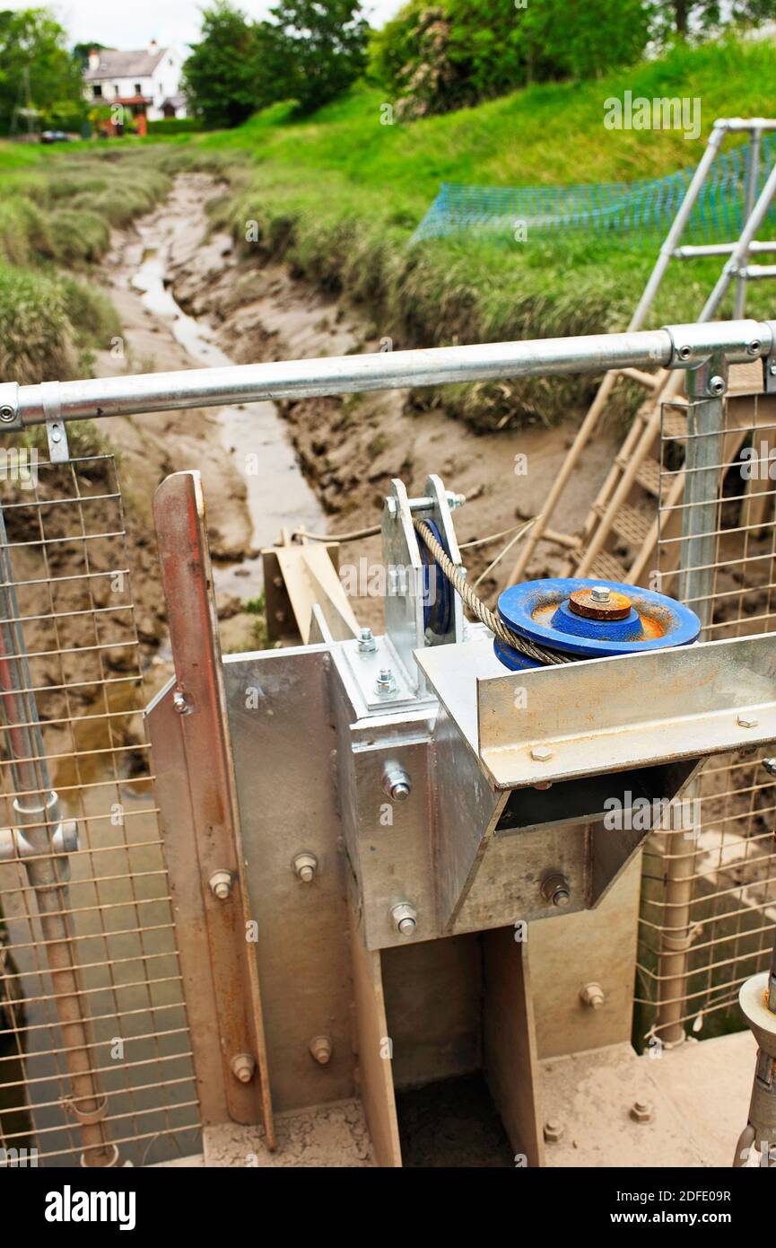 Sluice gate mechanism controlling water flow into small stream Stock ... Sluice gate mechanism controlling water flow into small stream Stock ...