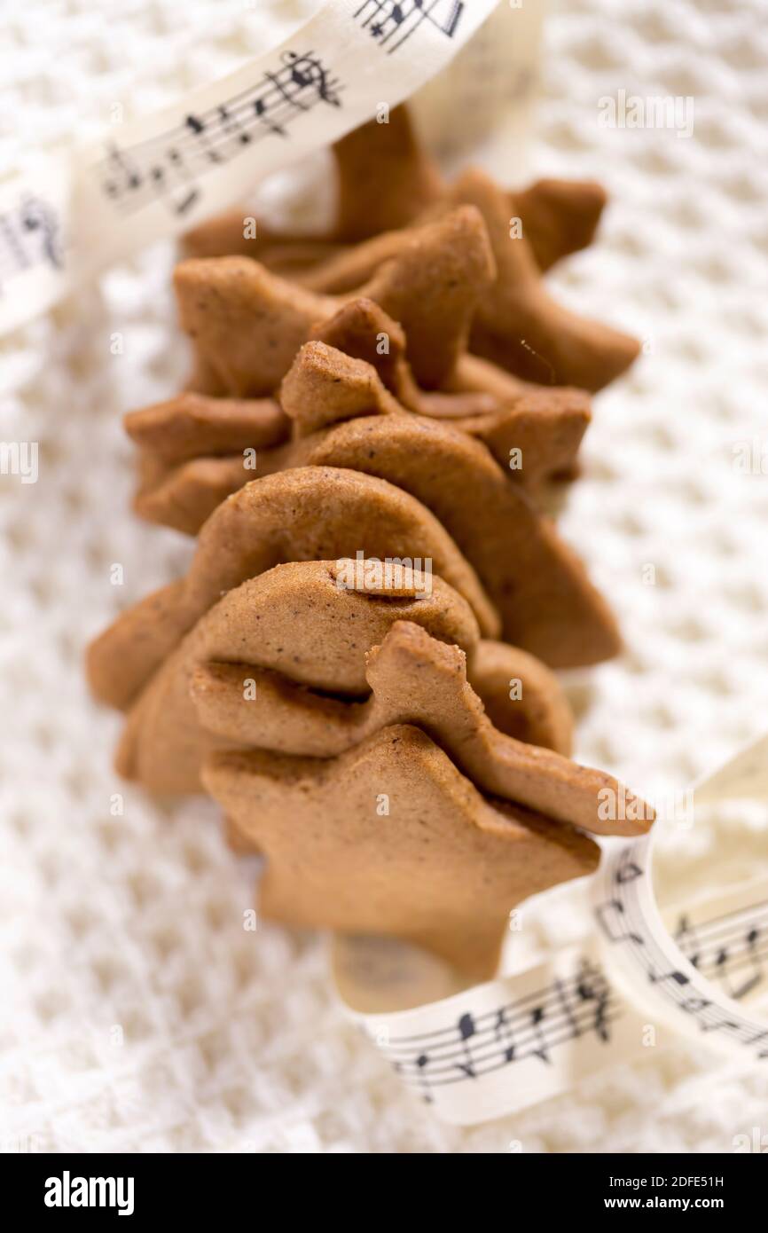 Row of plain gingerbread stars cookies Stock Photo - Alamy