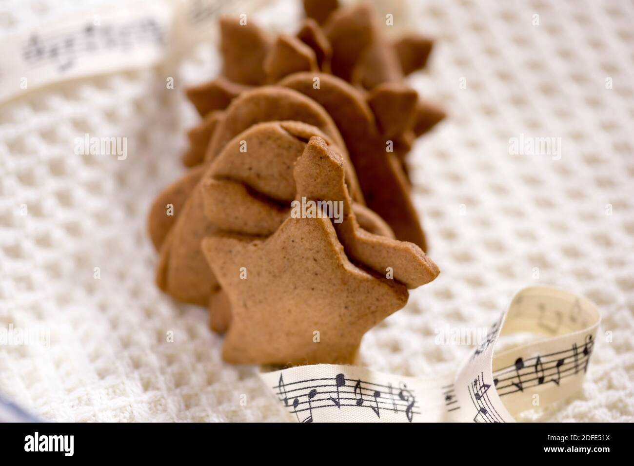 Row of plain gingerbread stars cookies Stock Photo - Alamy